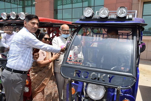 Eco-friendly e-rickshaw service started at CUH